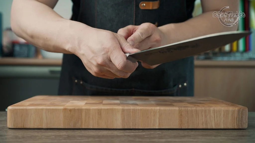 How to hold your Chef's Knife - Knife Gripping Styles - ChefPanko